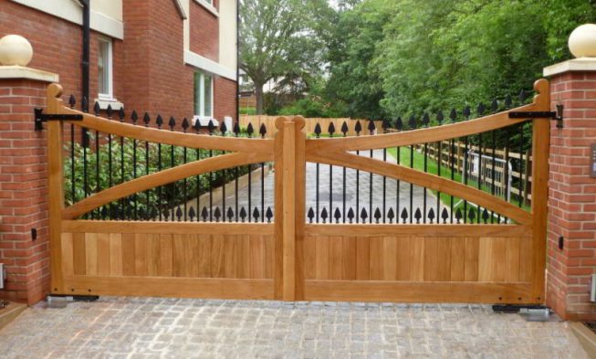 Timber Driveway Gate - GRIP ELEMENTS