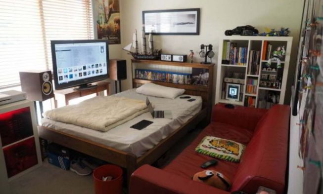 gaming setup in small room - GRIP ELEMENTS