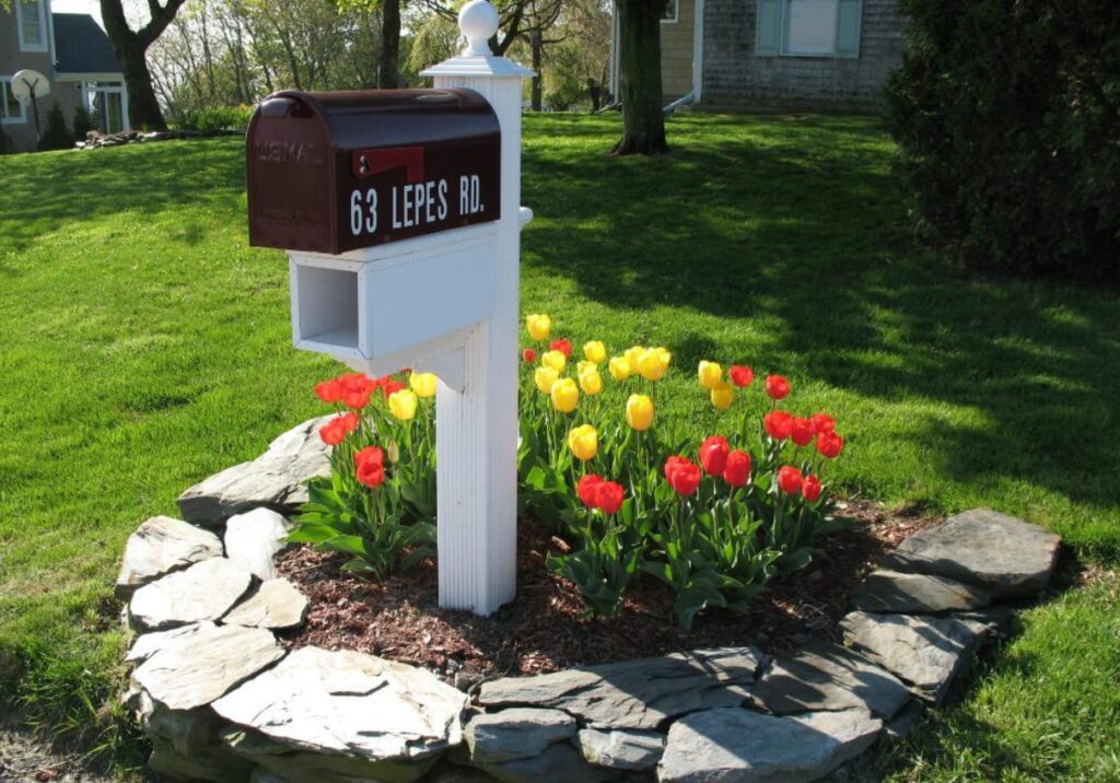 7 Mailbox Landscaping Ideas to Improve Your Curb Appeal - GRIP ELEMENTS